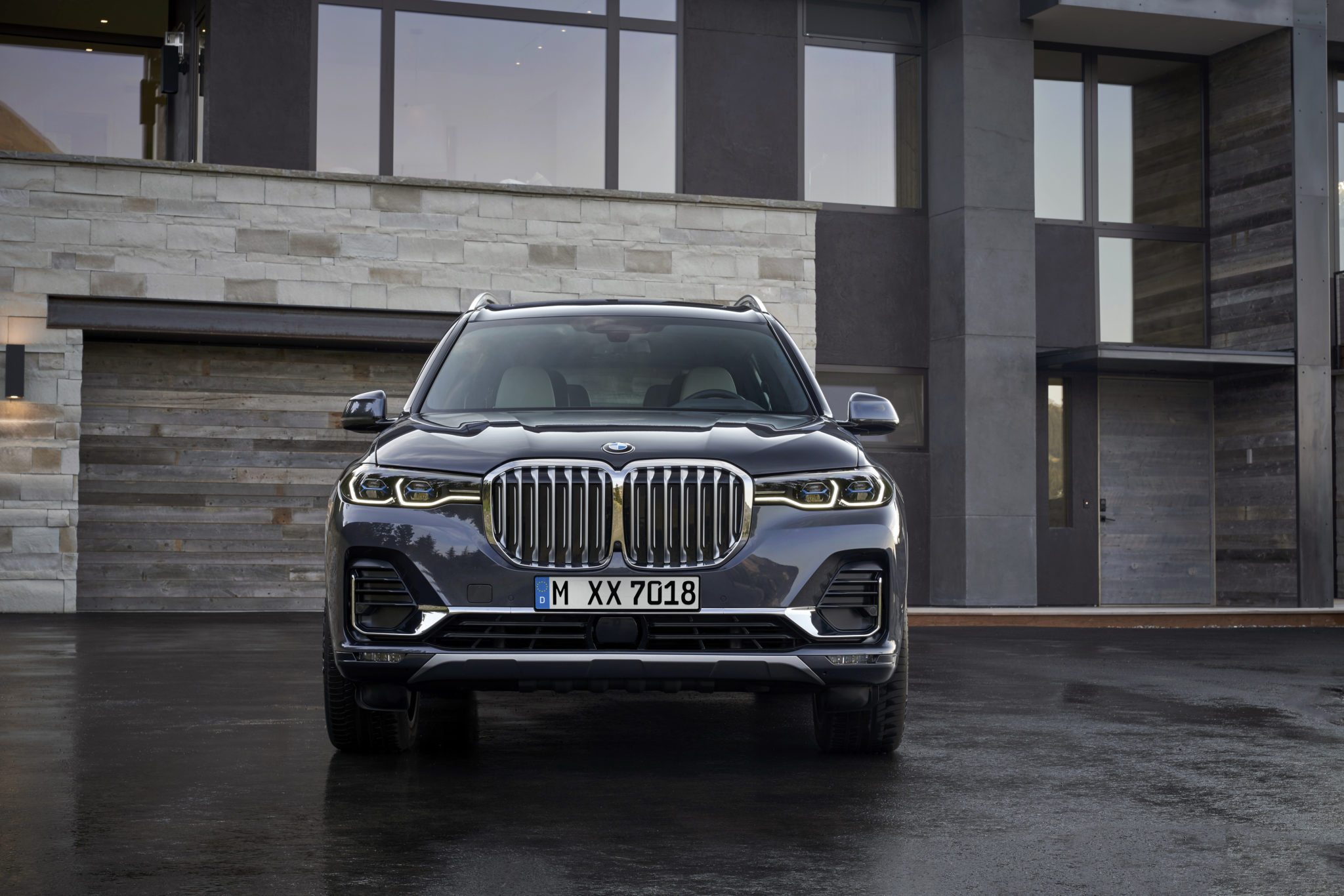 BMW Reveals New Flagship X7 Luxury SUV